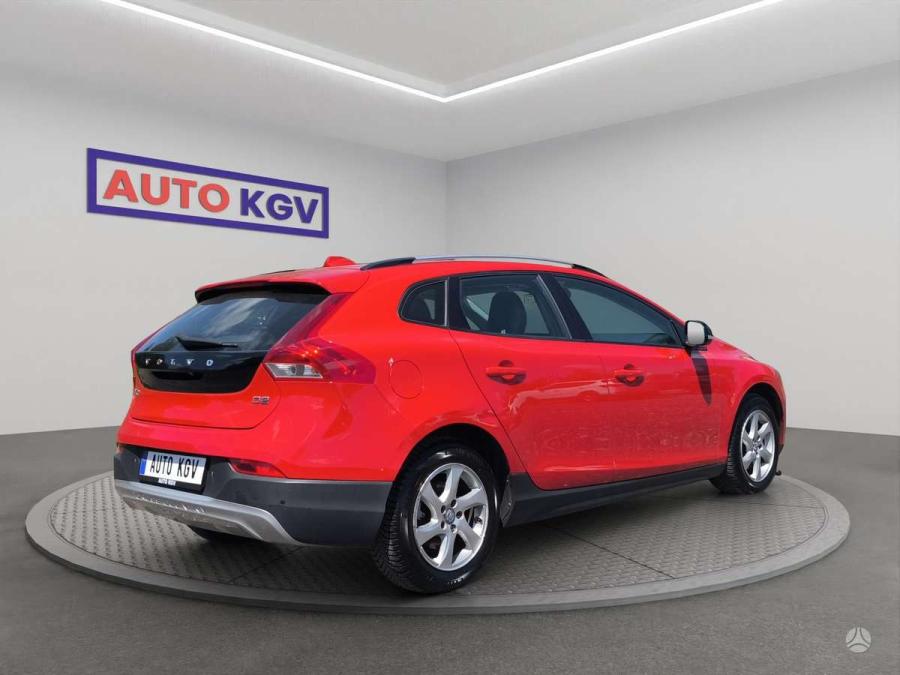 Red Volvo V40 2013 in Klaipeda, with an engine capacity of 1.60 L and mileage of 329 thousand km for 5199 €, photo 6 on AUTOMOTO.COM.LV