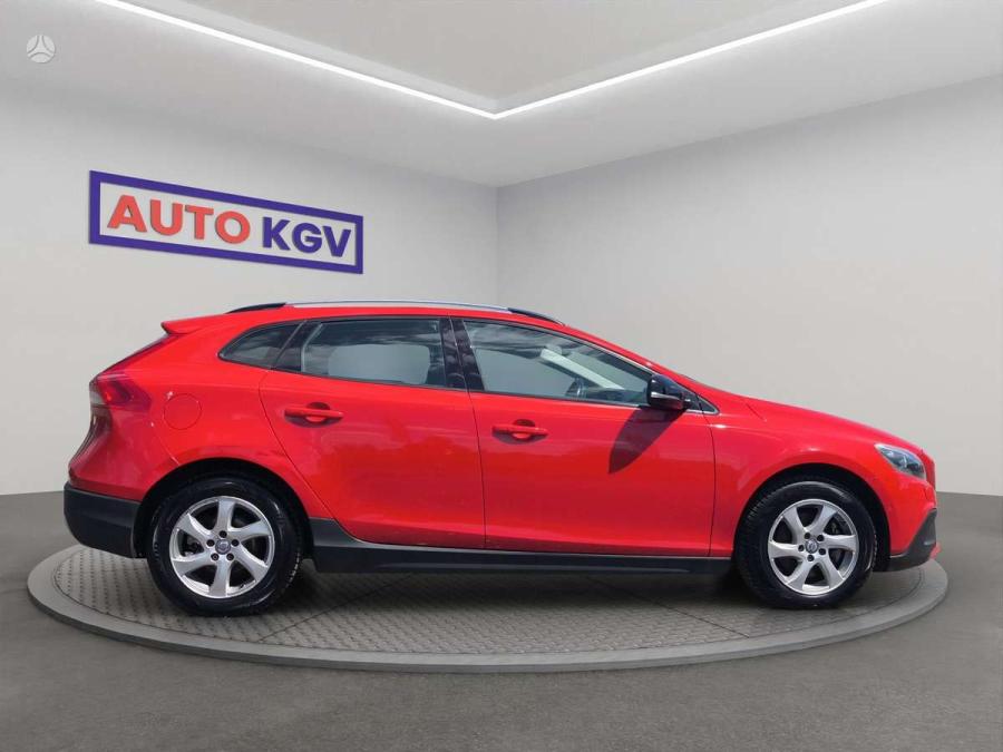 Red Volvo V40 2013 in Klaipeda, with an engine capacity of 1.60 L and mileage of 329 thousand km for 5199 €, photo 7 on AUTOMOTO.COM.LV