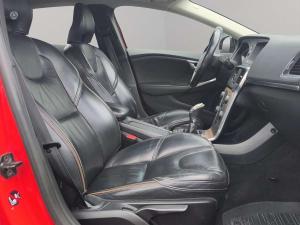 Red Volvo V40 2013 in Klaipeda, with an engine capacity of 1.60 L and mileage of 329 thousand km for 5199 €, photo 9 on AUTOMOTO.COM.LV