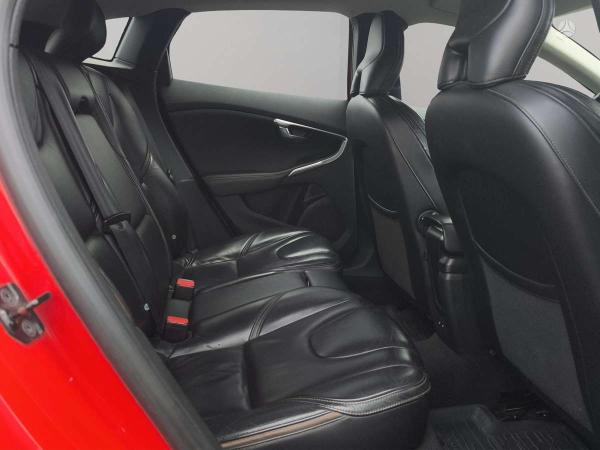Red Volvo V40 2013 in Klaipeda, with an engine capacity of 1.60 L and mileage of 329 thousand km for 5199 €, photo 9 on AUTOMOTO.COM.LV