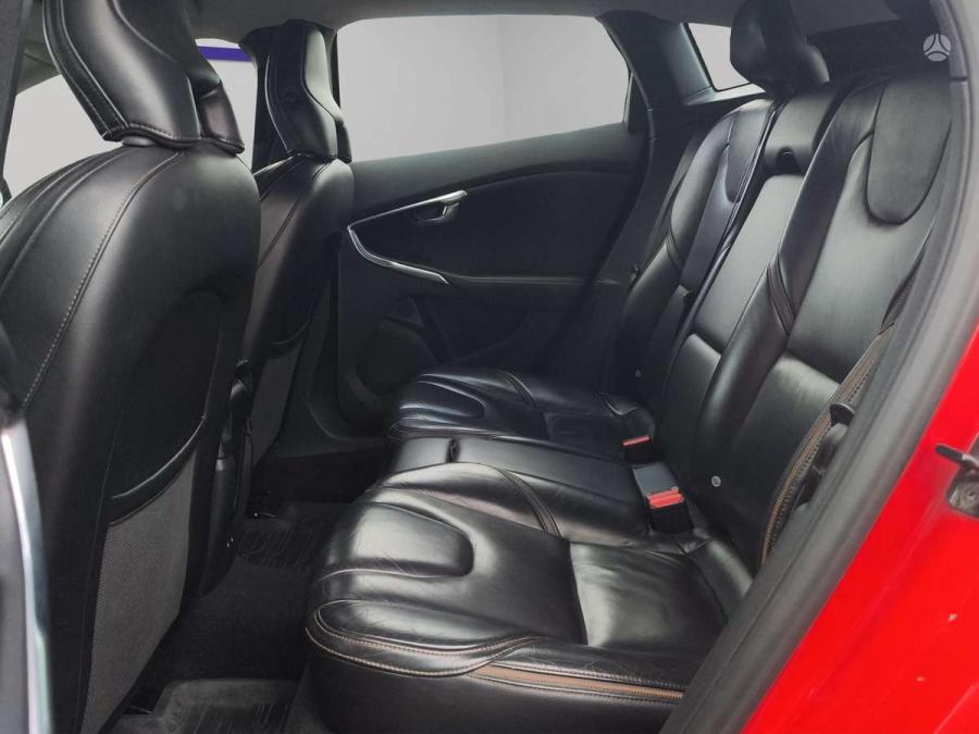 Red Volvo V40 2013 in Klaipeda, with an engine capacity of 1.60 L and mileage of 329 thousand km for 5199 €, photo 12 on AUTOMOTO.COM.LV