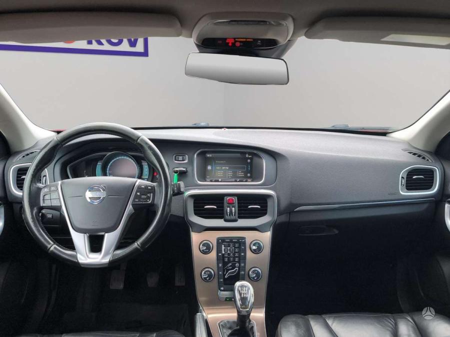Red Volvo V40 2013 in Klaipeda, with an engine capacity of 1.60 L and mileage of 329 thousand km for 5199 €, photo 13 on AUTOMOTO.COM.LV