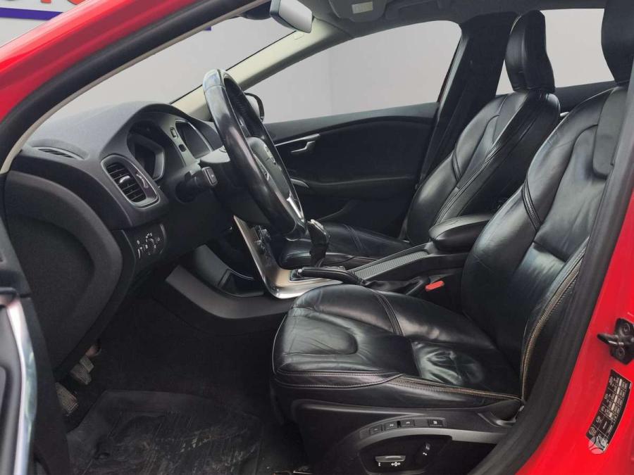 Red Volvo V40 2013 in Klaipeda, with an engine capacity of 1.60 L and mileage of 329 thousand km for 5199 €, photo 14 on AUTOMOTO.COM.LV