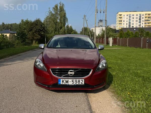 Red Volvo V40 2013 in Riga, with an engine capacity of 1.60 L and mileage of 306 thousand km for 5590 €, photo 2 on AUTOMOTO.COM.LV