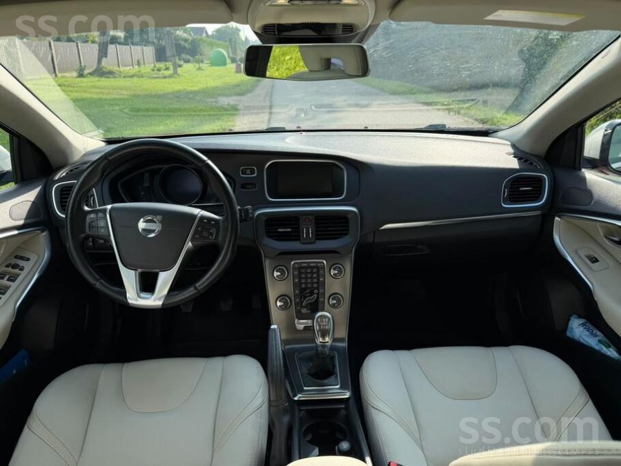 Sarkans Volvo V40 2013 Rīga, ar dzinēja tilpumu 1.60 L un nobraukumu 306 tūkst. km par 5590 €, foto 11 vietnē AUTOMOTO.COM.LV