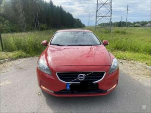 Red Volvo V40 2013 in Vilnius, with an engine capacity of 1.98 L and mileage of 363 thousand km for 4350 €, photo  on AUTOMOTO.COM.LV