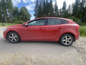 Sarkans Volvo V40 2013 Viļņa, ar dzinēja tilpumu 1.98 L un nobraukumu 363 tūkst. km par 4350 €, foto 4 vietnē AUTOMOTO.COM.LV