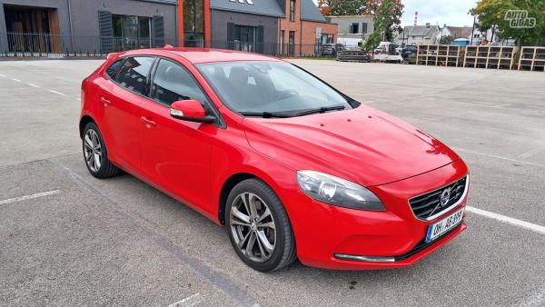 Volvo V40 2013 in Klaipeda on AUTOMOTO.COM.LV Red Volvo V40 2013 in Klaipeda, with an engine capacity of 2.00 L and mileage of 277 thousand km for 4999 €, photo 1 on AUTOMOTO.COM.LV