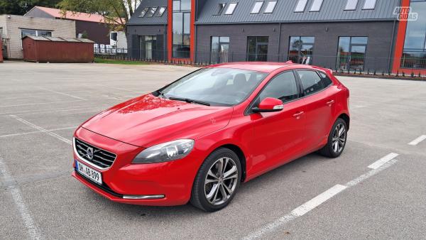 Volvo V40 2013 in Klaipeda on AUTOMOTO.COM.LV Red Volvo V40 2013 in Klaipeda, with an engine capacity of 2.00 L and mileage of 277 thousand km for 4999 €, photo 3 on AUTOMOTO.COM.LV