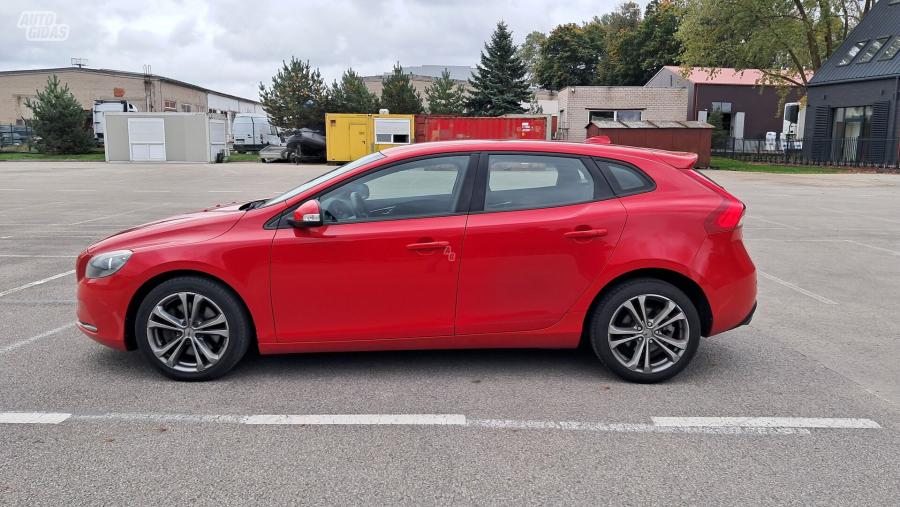 Red Volvo V40 2013 in Klaipeda, with an engine capacity of 2.00 L and mileage of 277 thousand km for 4999 €, photo 5 on AUTOMOTO.COM.LV