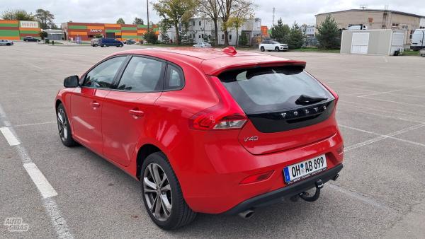 Volvo V40 2013 in Klaipeda on AUTOMOTO.COM.LV Red Volvo V40 2013 in Klaipeda, with an engine capacity of 2.00 L and mileage of 277 thousand km for 4999 €, photo 6 on AUTOMOTO.COM.LV