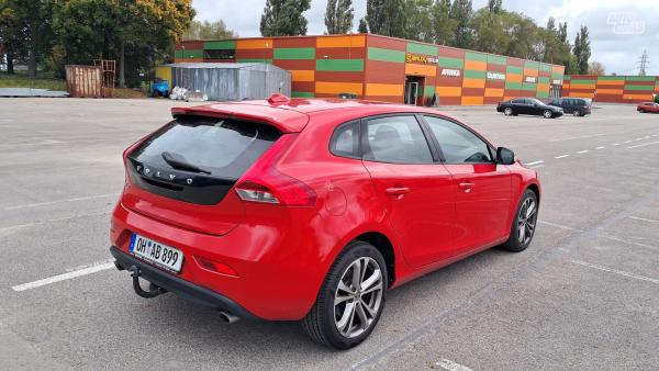 Volvo V40 2013 in Klaipeda on AUTOMOTO.COM.LV Red Volvo V40 2013 in Klaipeda, with an engine capacity of 2.00 L and mileage of 277 thousand km for 4999 €, photo 7 on AUTOMOTO.COM.LV