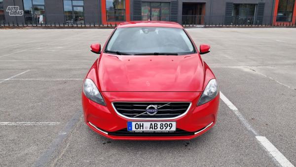 Volvo V40 2013 in Klaipeda on AUTOMOTO.COM.LV Red Volvo V40 2013 in Klaipeda, with an engine capacity of 2.00 L and mileage of 277 thousand km for 4999 €, photo 8 on AUTOMOTO.COM.LV