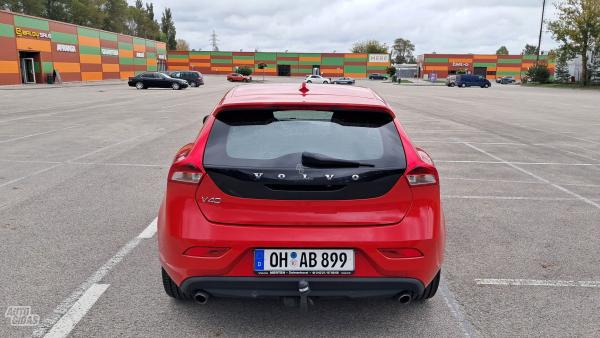 Volvo V40 2013 in Klaipeda on AUTOMOTO.COM.LV Red Volvo V40 2013 in Klaipeda, with an engine capacity of 2.00 L and mileage of 277 thousand km for 4999 €, photo 9 on AUTOMOTO.COM.LV