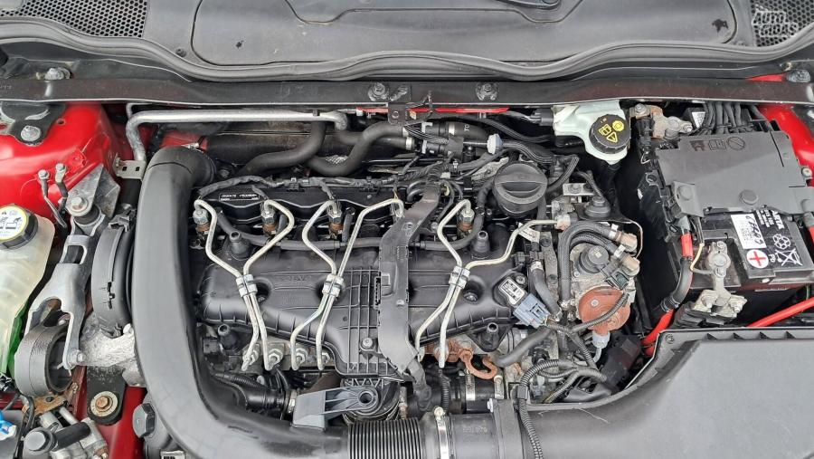 Red Volvo V40 2013 in Klaipeda, with an engine capacity of 2.00 L and mileage of 277 thousand km for 4999 €, photo 13 on AUTOMOTO.COM.LV