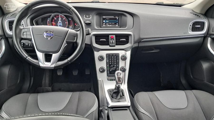 Red Volvo V40 2013 in Klaipeda, with an engine capacity of 2.00 L and mileage of 277 thousand km for 4999 €, photo 14 on AUTOMOTO.COM.LV