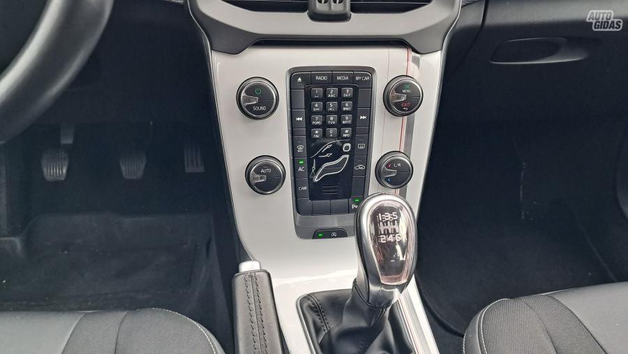 Red Volvo V40 2013 in Klaipeda, with an engine capacity of 2.00 L and mileage of 277 thousand km for 4999 €, photo 16 on AUTOMOTO.COM.LV