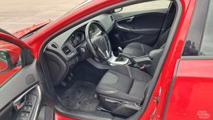 Red Volvo V40 2013 in Klaipeda, with an engine capacity of 2.00 L and mileage of 277 thousand km for 4999 €, photo 18 on AUTOMOTO.COM.LV