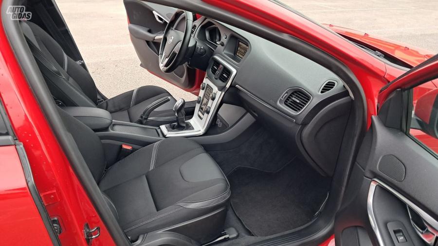 Red Volvo V40 2013 in Klaipeda, with an engine capacity of 2.00 L and mileage of 277 thousand km for 4999 €, photo 19 on AUTOMOTO.COM.LV
