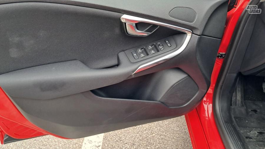 Red Volvo V40 2013 in Klaipeda, with an engine capacity of 2.00 L and mileage of 277 thousand km for 4999 €, photo 22 on AUTOMOTO.COM.LV