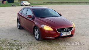 Red Volvo V40 2013 in Tallinn, with an engine capacity of 1.60 L and mileage of 271 thousand km for 6299 €, photo 1 on AUTOMOTO.COM.LV