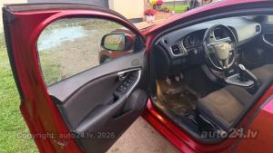 Red Volvo V40 2013 in Tallinn, with an engine capacity of 1.60 L and mileage of 271 thousand km for 6299 €, photo 6 on AUTOMOTO.COM.LV