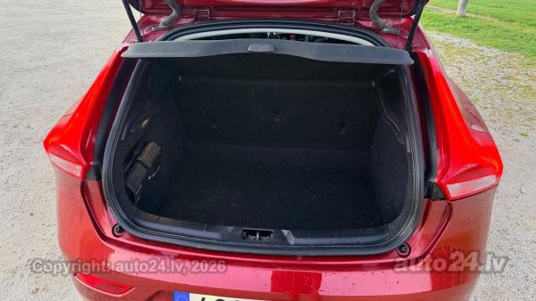 Red Volvo V40 2013 in Tallinn, with an engine capacity of 1.60 L and mileage of 271 thousand km for 6299 €, photo 7 on AUTOMOTO.COM.LV