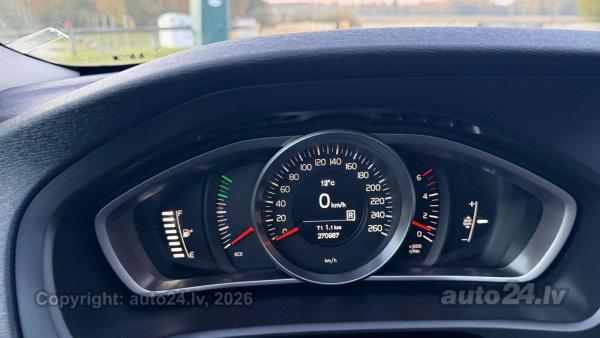 Red Volvo V40 2013 in Tallinn, with an engine capacity of 1.60 L and mileage of 271 thousand km for 6299 €, photo 10 on AUTOMOTO.COM.LV