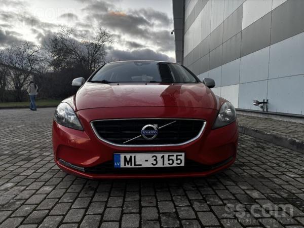 Red Volvo V40 2014 in Dobele, with an engine capacity of 2.00 L and mileage of 296 thousand km for 8000 €, photo 1 on AUTOMOTO.COM.LV