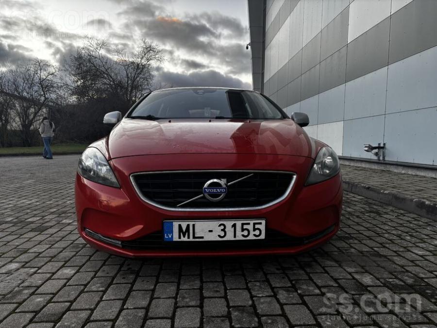 Red Volvo V40 2014 in Dobele, with an engine capacity of 2.00 L and mileage of 296 thousand km for 8000 €, photo 1 on AUTOMOTO.COM.LV