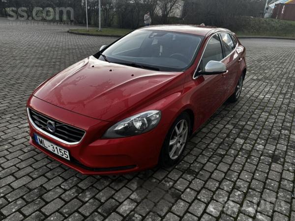 Red Volvo V40 2014 in Dobele, with an engine capacity of 2.00 L and mileage of 296 thousand km for 8000 €, photo 2 on AUTOMOTO.COM.LV