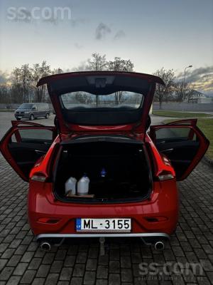 Red Volvo V40 2014 in Dobele, with an engine capacity of 2.00 L and mileage of 296 thousand km for 8000 €, photo 4 on AUTOMOTO.COM.LV
