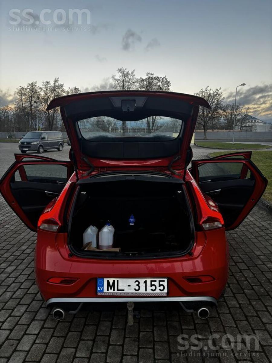 Red Volvo V40 2014 in Dobele, with an engine capacity of 2.00 L and mileage of 296 thousand km for 8000 €, photo 4 on AUTOMOTO.COM.LV