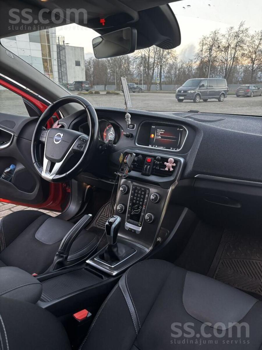 Red Volvo V40 2014 in Dobele, with an engine capacity of 2.00 L and mileage of 296 thousand km for 8000 €, photo 5 on AUTOMOTO.COM.LV
