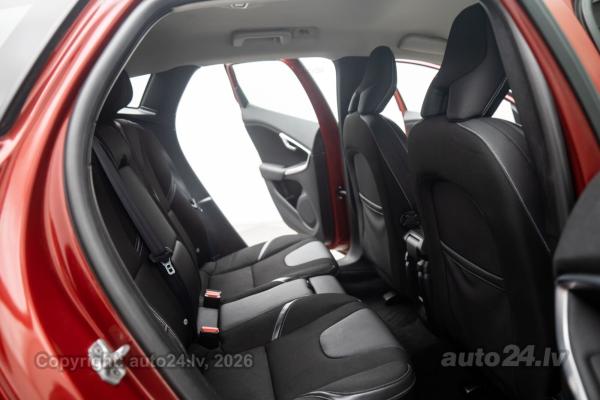 Red Volvo V40 2014 in Tallinn, with an engine capacity of 1.60 L and mileage of 257 thousand km for 8999 €, photo 9 on AUTOMOTO.COM.LV