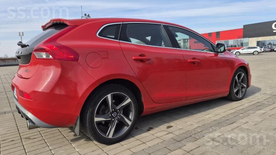 Sarkans Volvo V40 2014 Rīga, ar dzinēja tilpumu 2.00 L un nobraukumu 291 tūkst. km par 7550 €, foto 4 vietnē AUTOMOTO.COM.LV