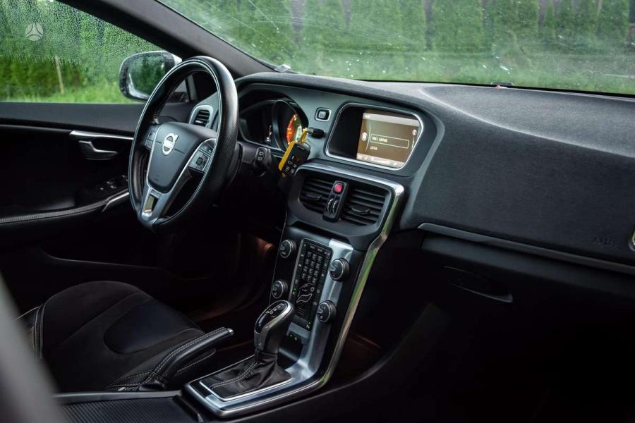 Sarkans Volvo V40 2014 Elektrėnai, ar dzinēja tilpumu 1.98 L un nobraukumu 222 tūkst. km par 7850 €, foto 19 vietnē AUTOMOTO.COM.LV