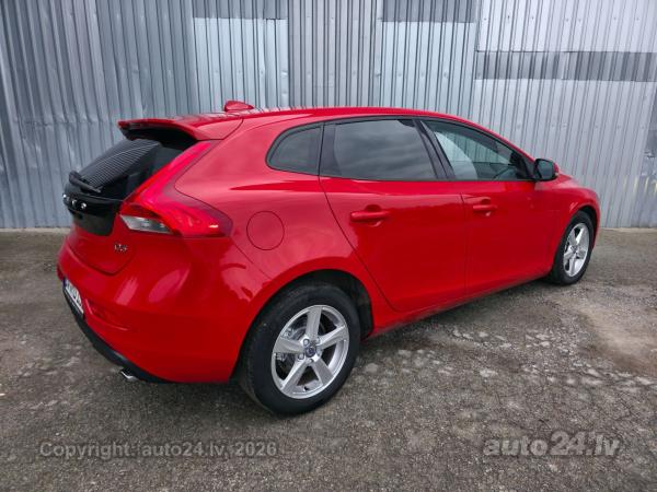 Sarkans Volvo V40 2015 Tallina, ar dzinēja tilpumu 2.00 L un nobraukumu 169 tūkst. km par 9490 €, foto 4 vietnē AUTOMOTO.COM.LV
