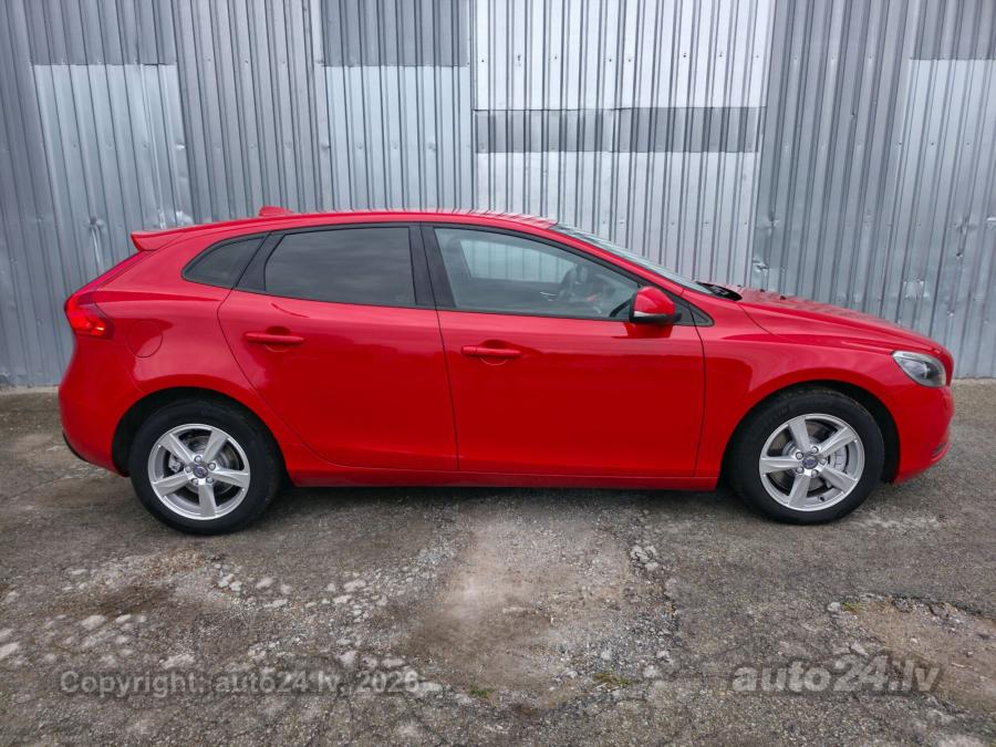 Red Volvo V40 2015 in Tallinn, with an engine capacity of 2.00 L and mileage of 169 thousand km for 9490 €, photo 7 on AUTOMOTO.COM.LV
