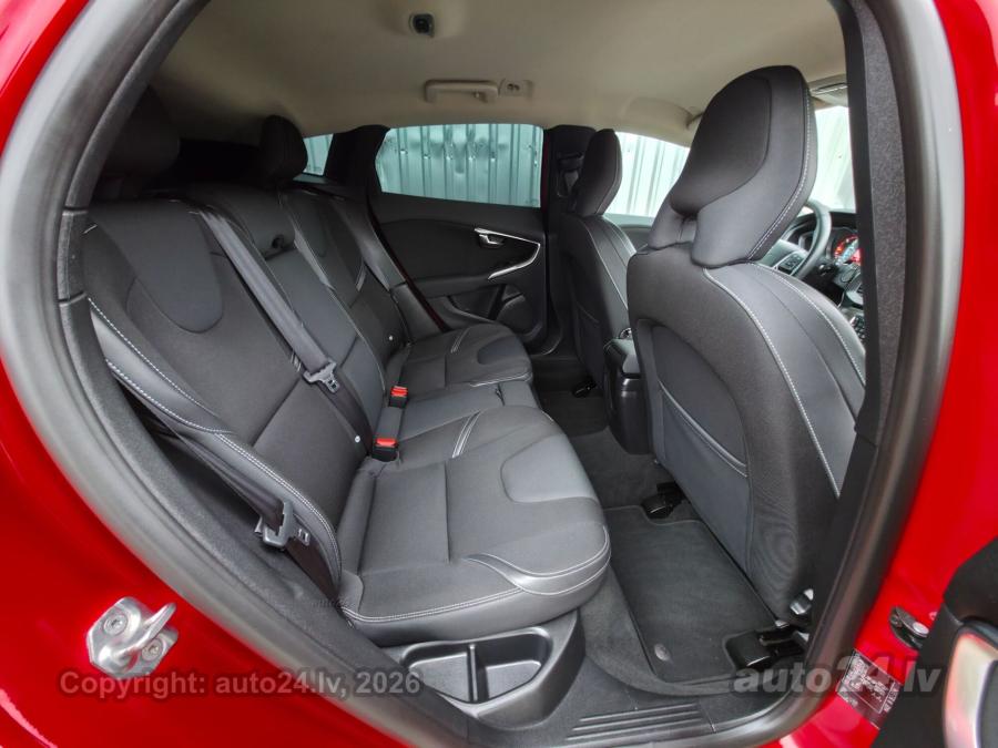 Red Volvo V40 2015 in Tallinn, with an engine capacity of 2.00 L and mileage of 169 thousand km for 9490 €, photo 15 on AUTOMOTO.COM.LV