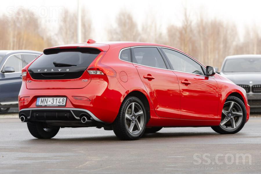 Sarkans Volvo V40 2015 Jelgava, ar dzinēja tilpumu 2.00 L un nobraukumu 0 tūkst. km par 6390 €, foto 4 vietnē AUTOMOTO.COM.LV