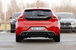 Sarkans Volvo V40 2015 Jelgava, ar dzinēja tilpumu 2.00 L un nobraukumu 0 tūkst. km par 6390 €, foto 6 vietnē AUTOMOTO.COM.LV