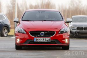 Sarkans Volvo V40 2015 Jelgava, ar dzinēja tilpumu 2.00 L un nobraukumu 0 tūkst. km par 6390 €, foto 7 vietnē AUTOMOTO.COM.LV