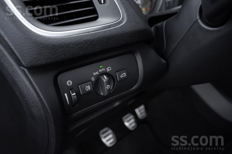 Sarkans Volvo V40 2015 Jelgava, ar dzinēja tilpumu 2.00 L un nobraukumu 0 tūkst. km par 6390 €, foto 24 vietnē AUTOMOTO.COM.LV