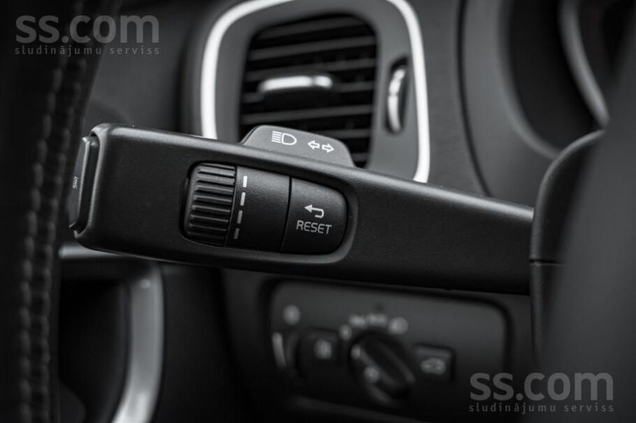 Sarkans Volvo V40 2015 Rīga, ar dzinēja tilpumu 2.00 L un nobraukumu 0 tūkst. km par 5995 €, foto 13 vietnē AUTOMOTO.COM.LV