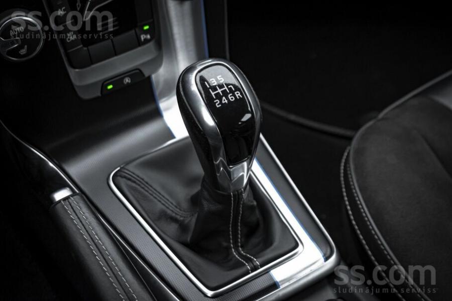 Sarkans Volvo V40 2015 Rīga, ar dzinēja tilpumu 2.00 L un nobraukumu 0 tūkst. km par 5995 €, foto 21 vietnē AUTOMOTO.COM.LV