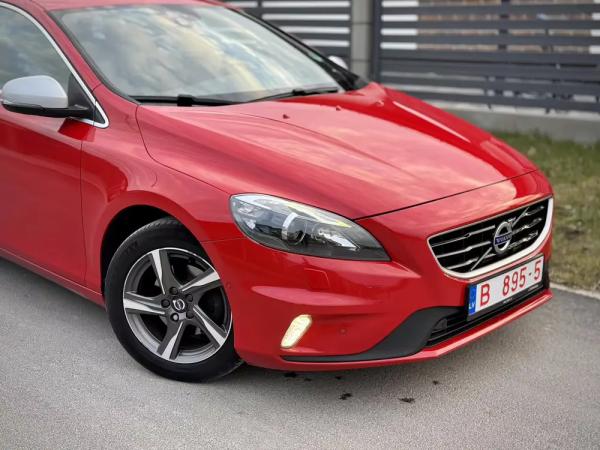 Sarkans Volvo V40 2015 Jelgava, ar dzinēja tilpumu 2.00 L un nobraukumu 295 tūkst. km par 7450 €, foto 4 vietnē AUTOMOTO.COM.LV