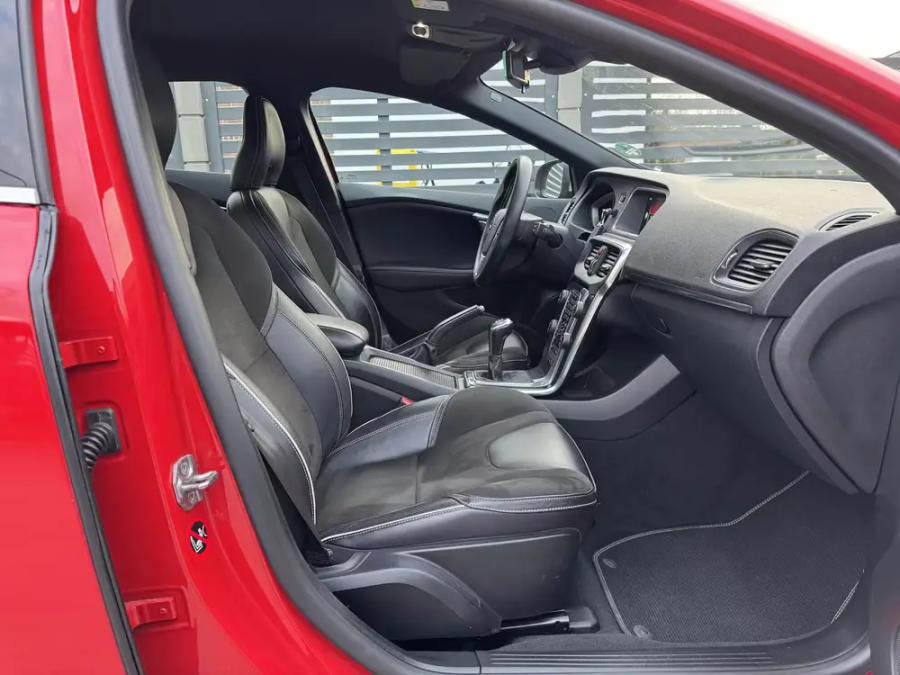 Sarkans Volvo V40 2015 Jelgava, ar dzinēja tilpumu 2.00 L un nobraukumu 295 tūkst. km par 7450 €, foto 12 vietnē AUTOMOTO.COM.LV