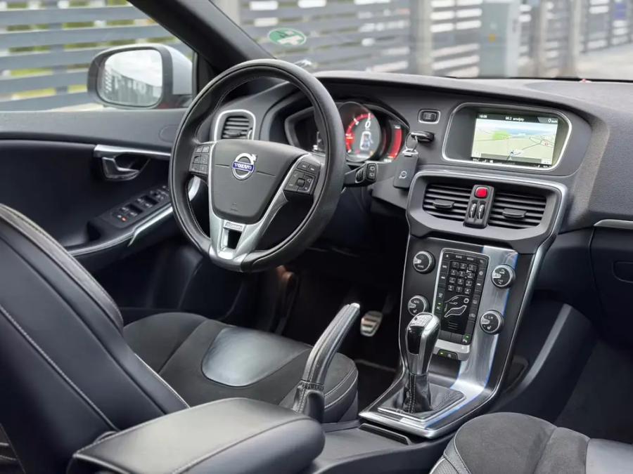 Sarkans Volvo V40 2015 Jelgava, ar dzinēja tilpumu 2.00 L un nobraukumu 295 tūkst. km par 7450 €, foto 14 vietnē AUTOMOTO.COM.LV