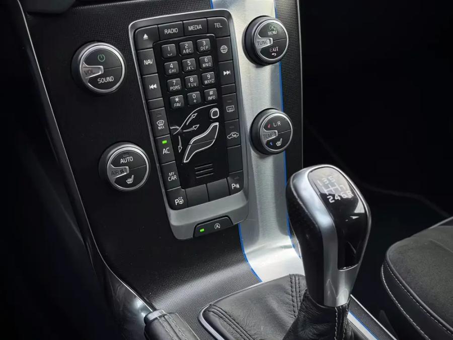 Sarkans Volvo V40 2015 Jelgava, ar dzinēja tilpumu 2.00 L un nobraukumu 295 tūkst. km par 7450 €, foto 15 vietnē AUTOMOTO.COM.LV